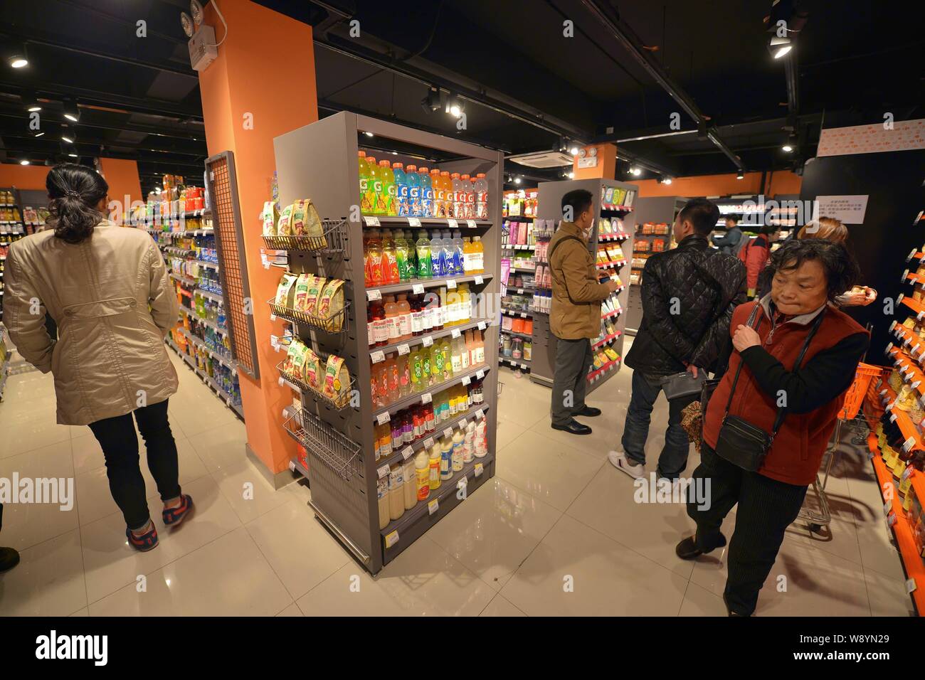 Chinese customers shop at an Easy Carrefour convenience chain store in ...
