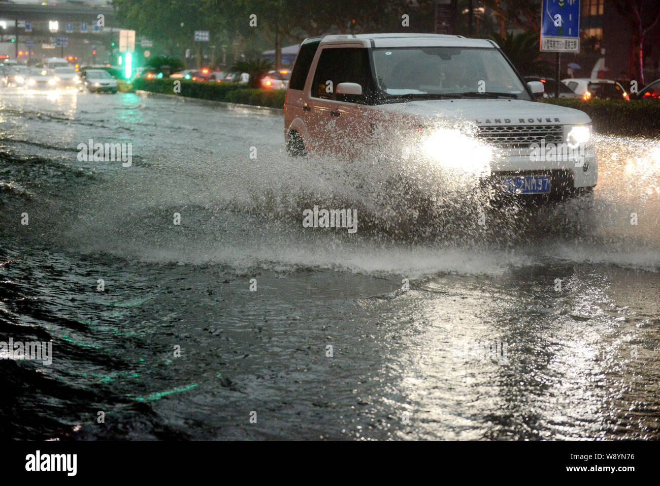 Land rover suv runs hi-res stock photography and images - Alamy