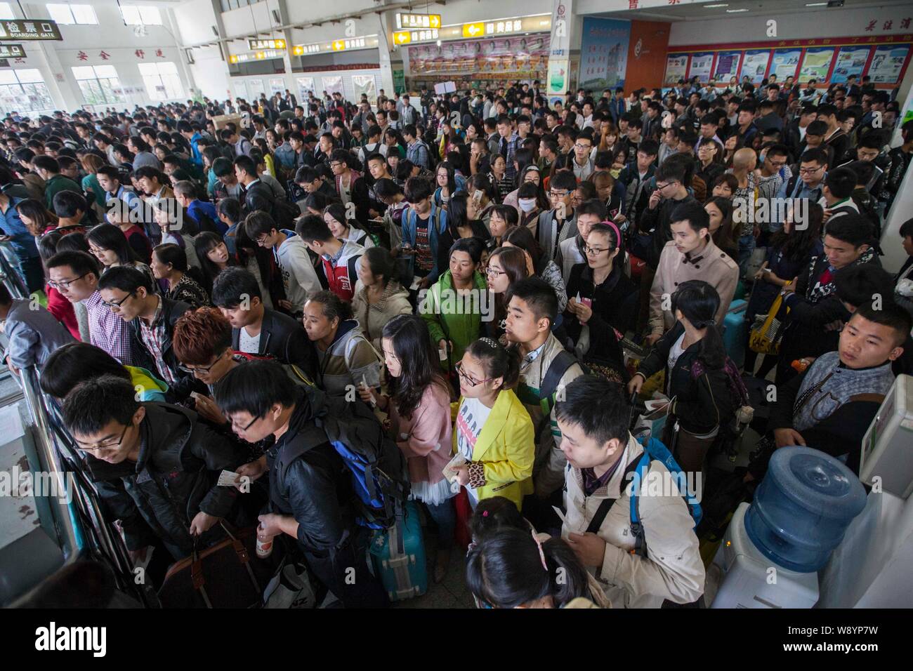 Chinese passengers who return to home or work from the National Day ...