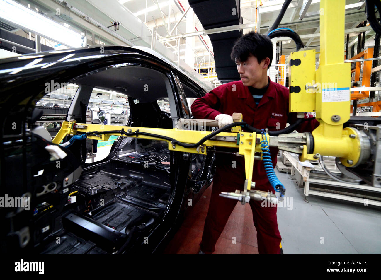 Car plant worker on production line hi-res stock photography and images ...