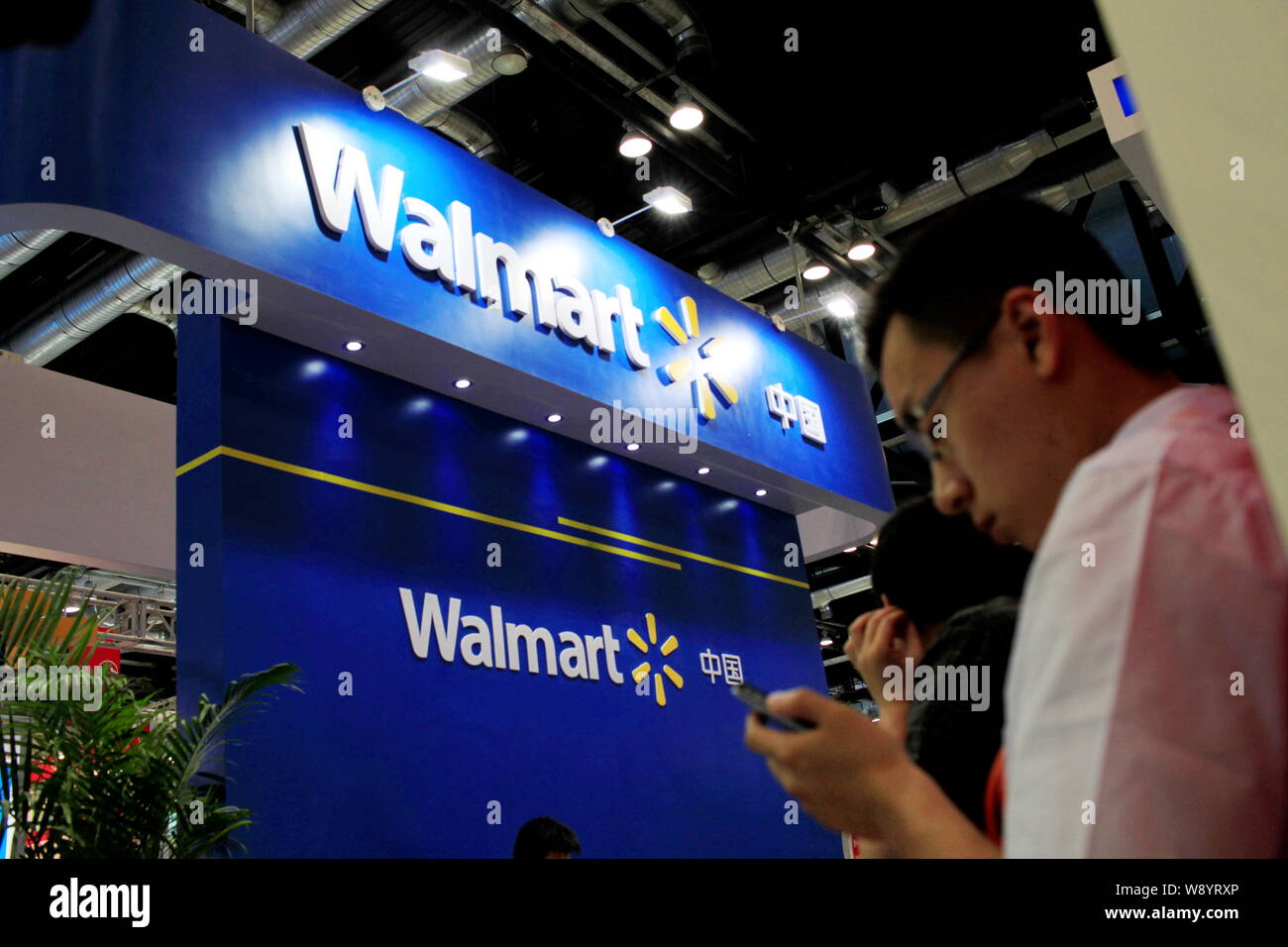 Wal mart stores hi-res stock photography and images - Alamy