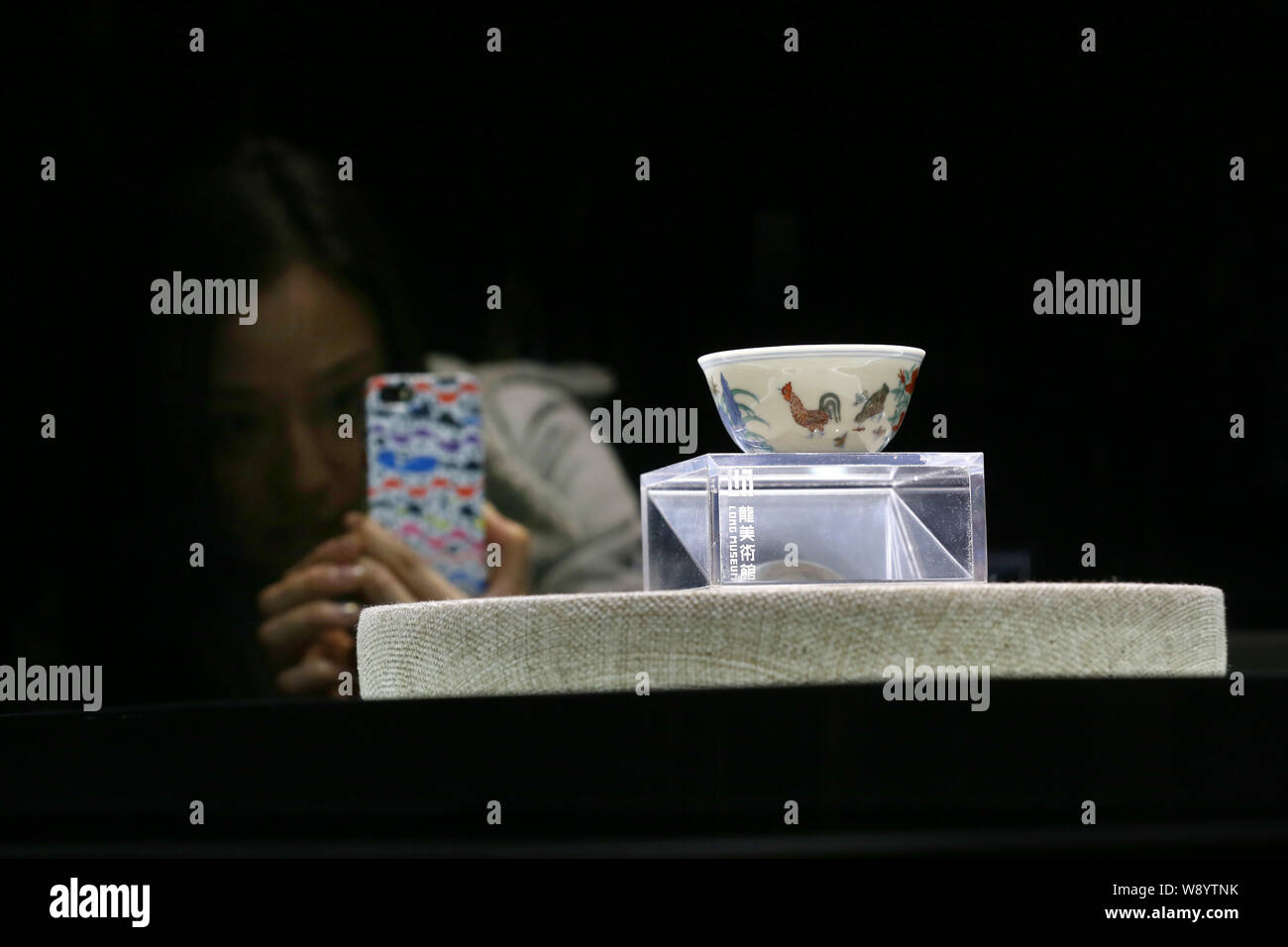A visitor takes photos of the porcelain Chicken Cup of the Ming Dynasty ... A visitor takes photos of the porcelain Chicken Cup of the Ming Dynasty ...