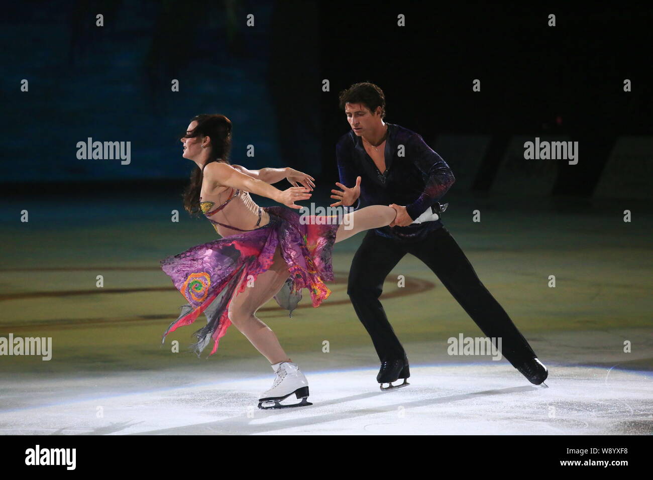 Figure skating pair hi-res stock photography and images - Alamy