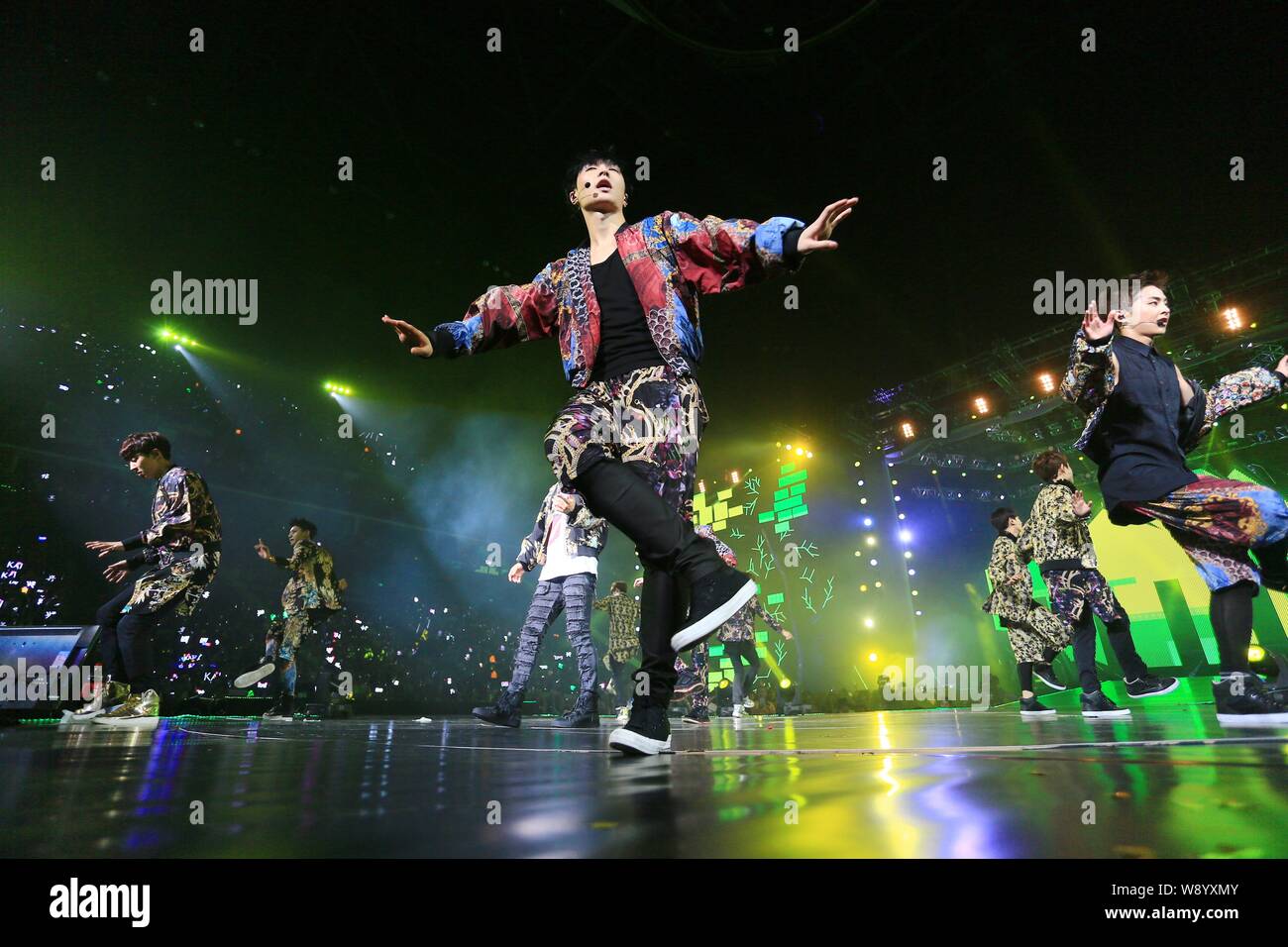 Exo k k pop hi-res stock photography and images - Alamy