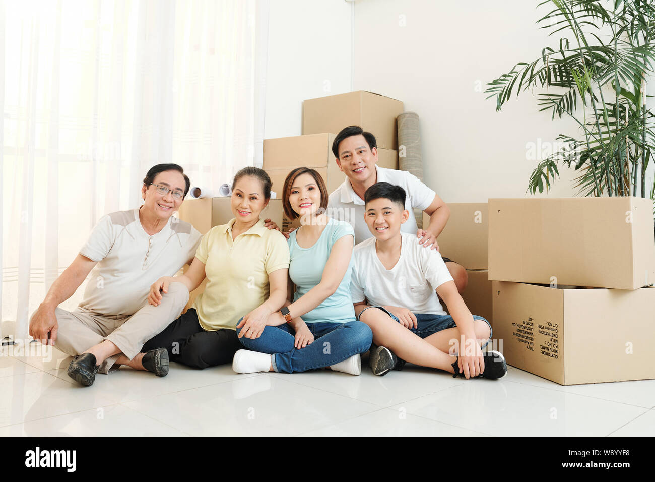 Group of people moving house hi-res stock photography and images - Alamy