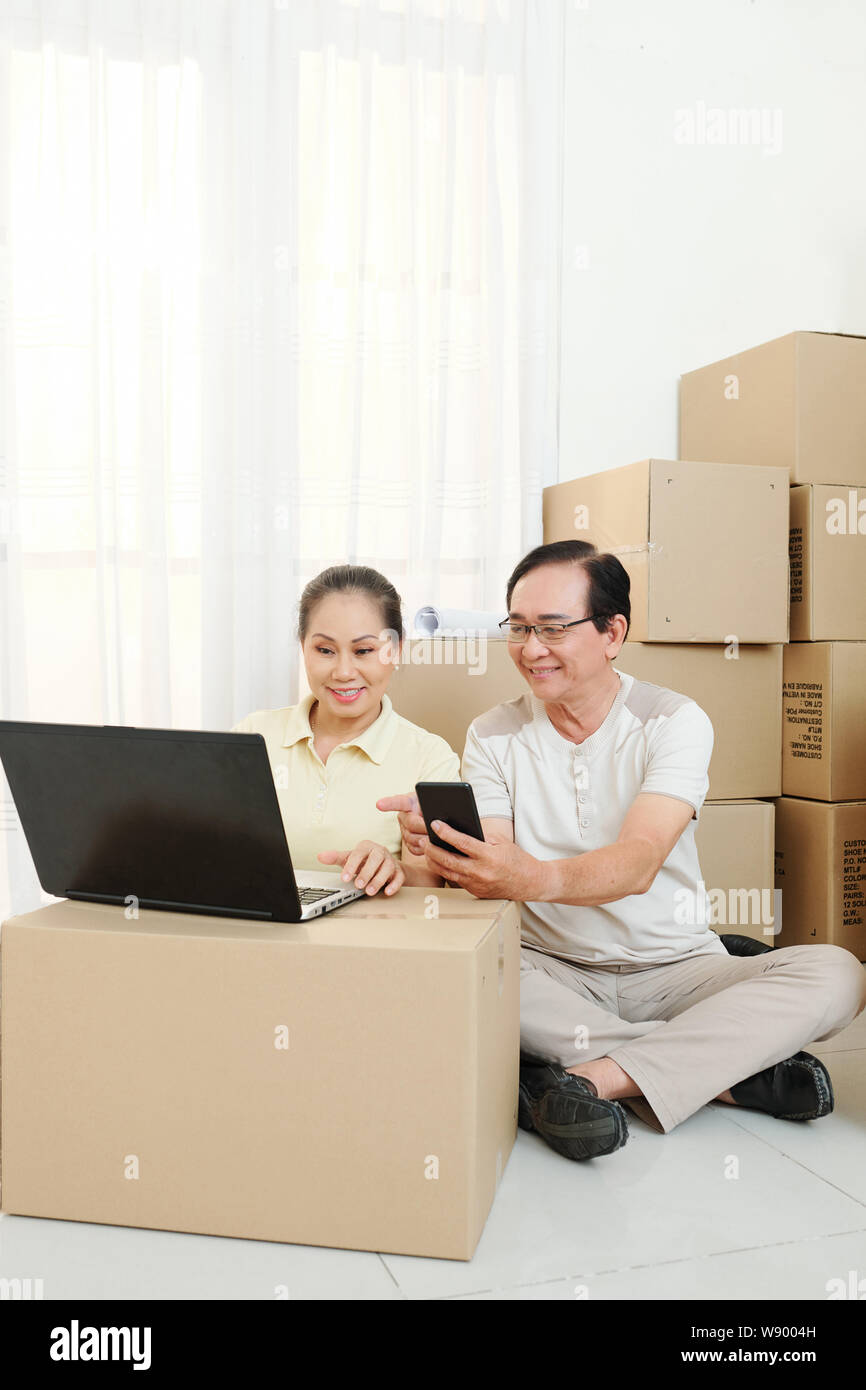 Couple planning move hi-res stock photography and images - Alamy