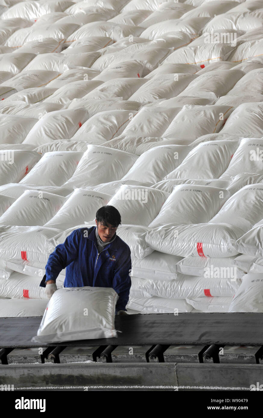 Chemical plant chinese worker hi-res stock photography and images - Alamy