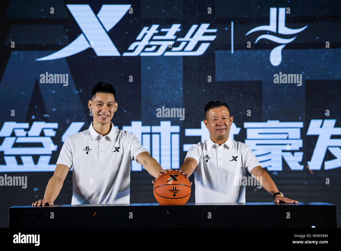 Jeremy Lin, left, signs with Xtep in Guangzhou, south China’s Guangdong ...
