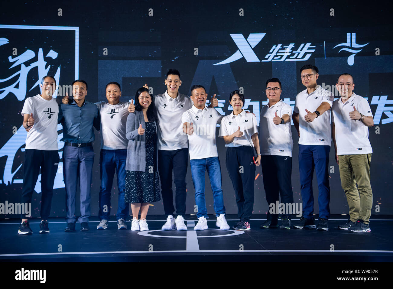 Jeremy Lin, the fifth from the left, poses to take photos in Guangzhou ...