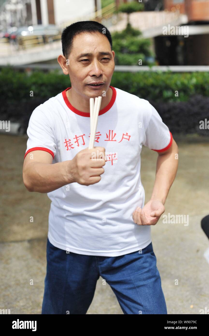 Xie Shuiping, who makes a living by offering himself as a punching bag ...