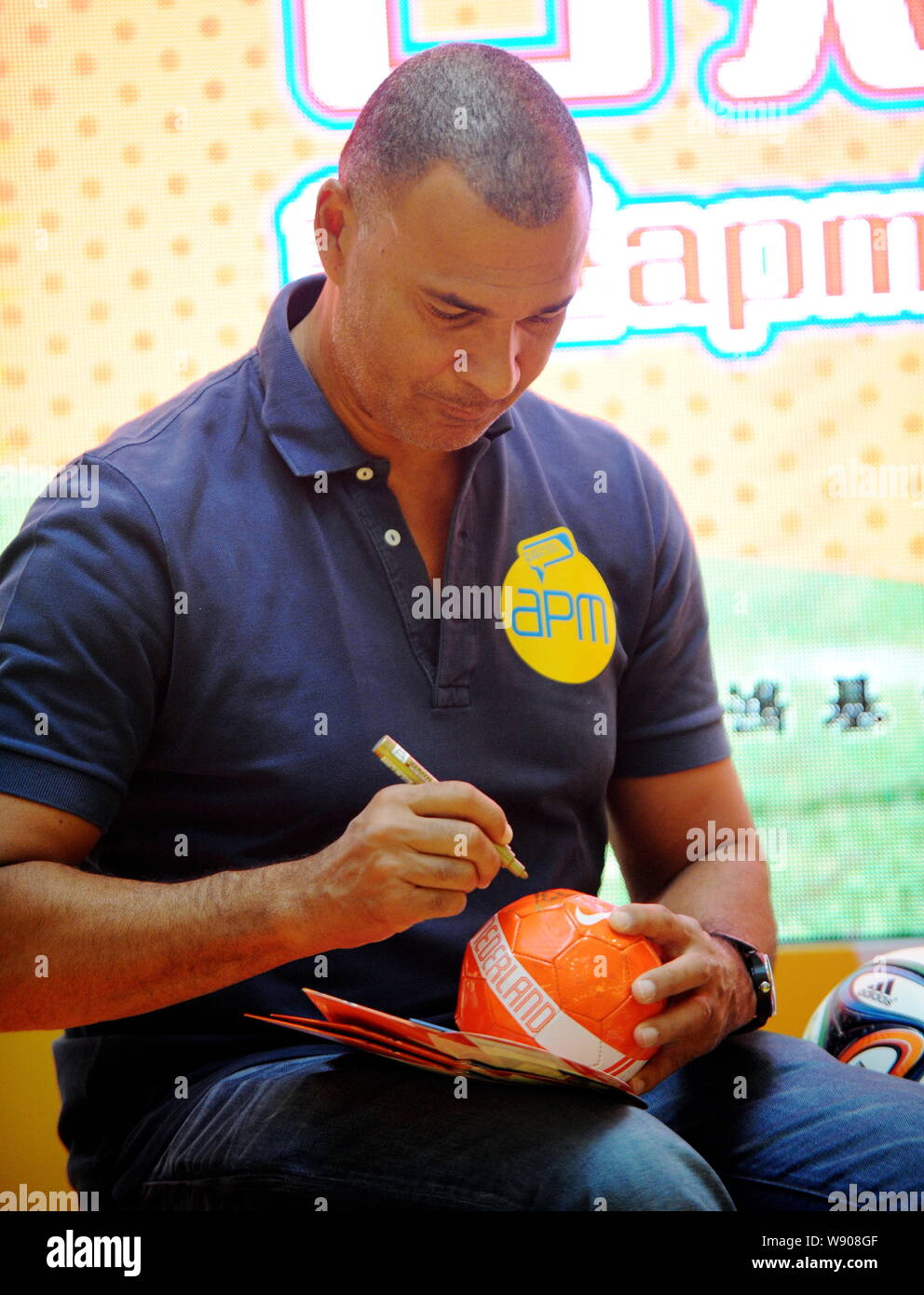 Ruud gullit football hi-res stock photography and images - Alamy