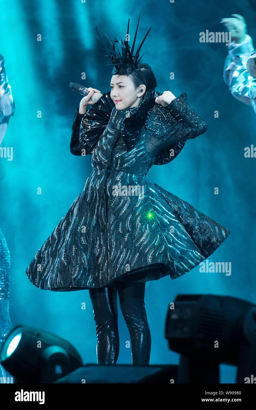 World tour concert hi-res stock photography and images - Alamy