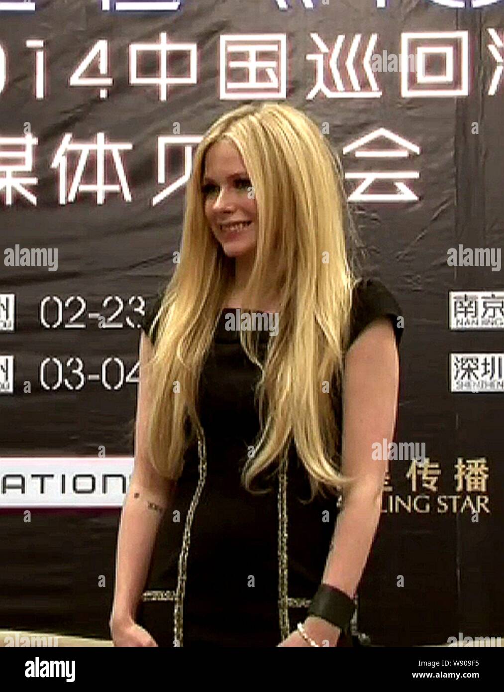 Canadian singer avril lavigne poses hi-res stock photography and images ...