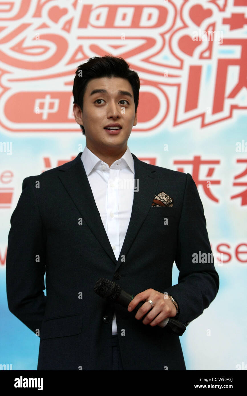 Eli (Kim Kyoung-jae) of South Korean boy band U-Kiss poses at a press ...