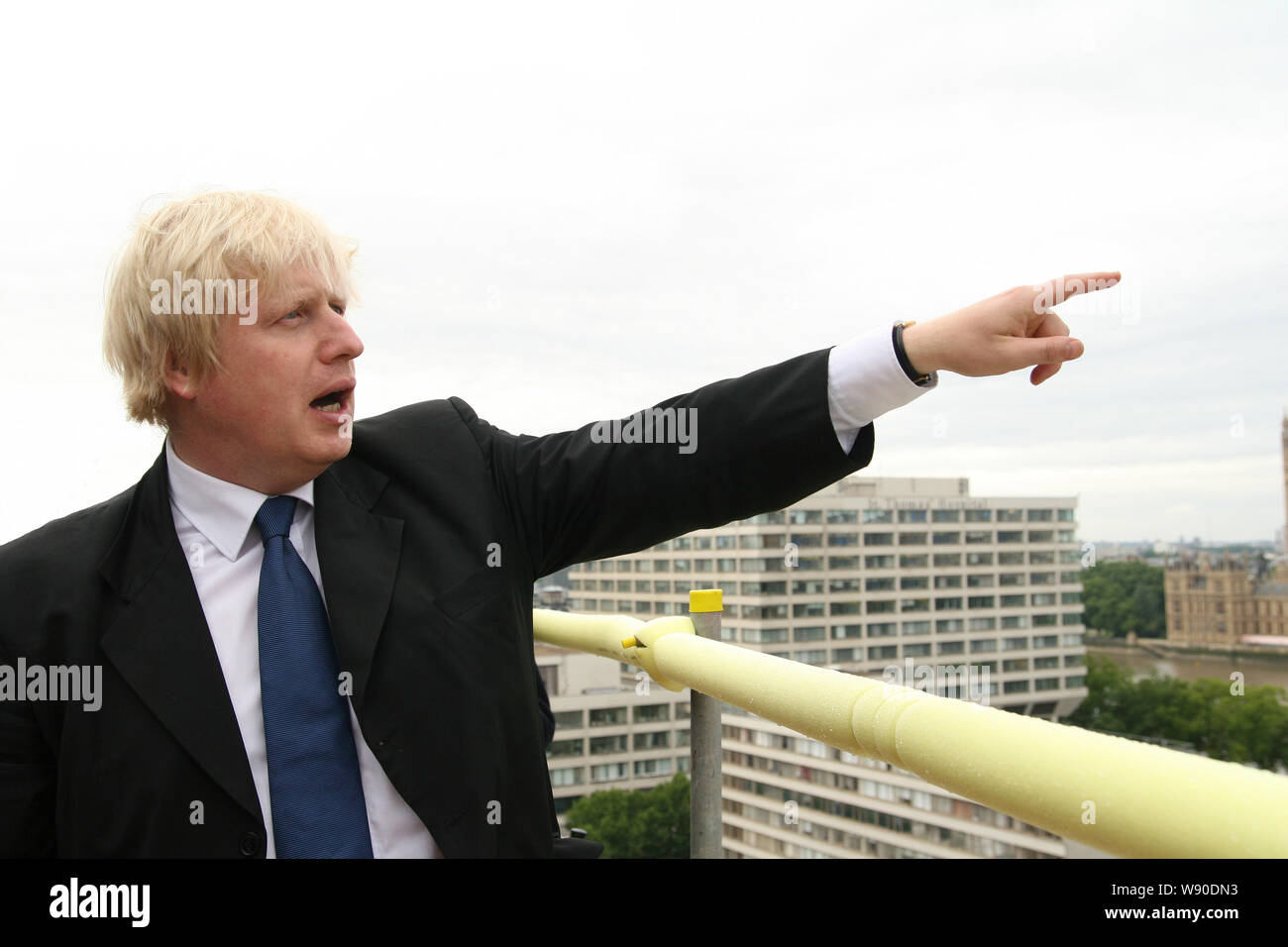 Boris johnson pointing hi-res stock photography and images - Alamy
