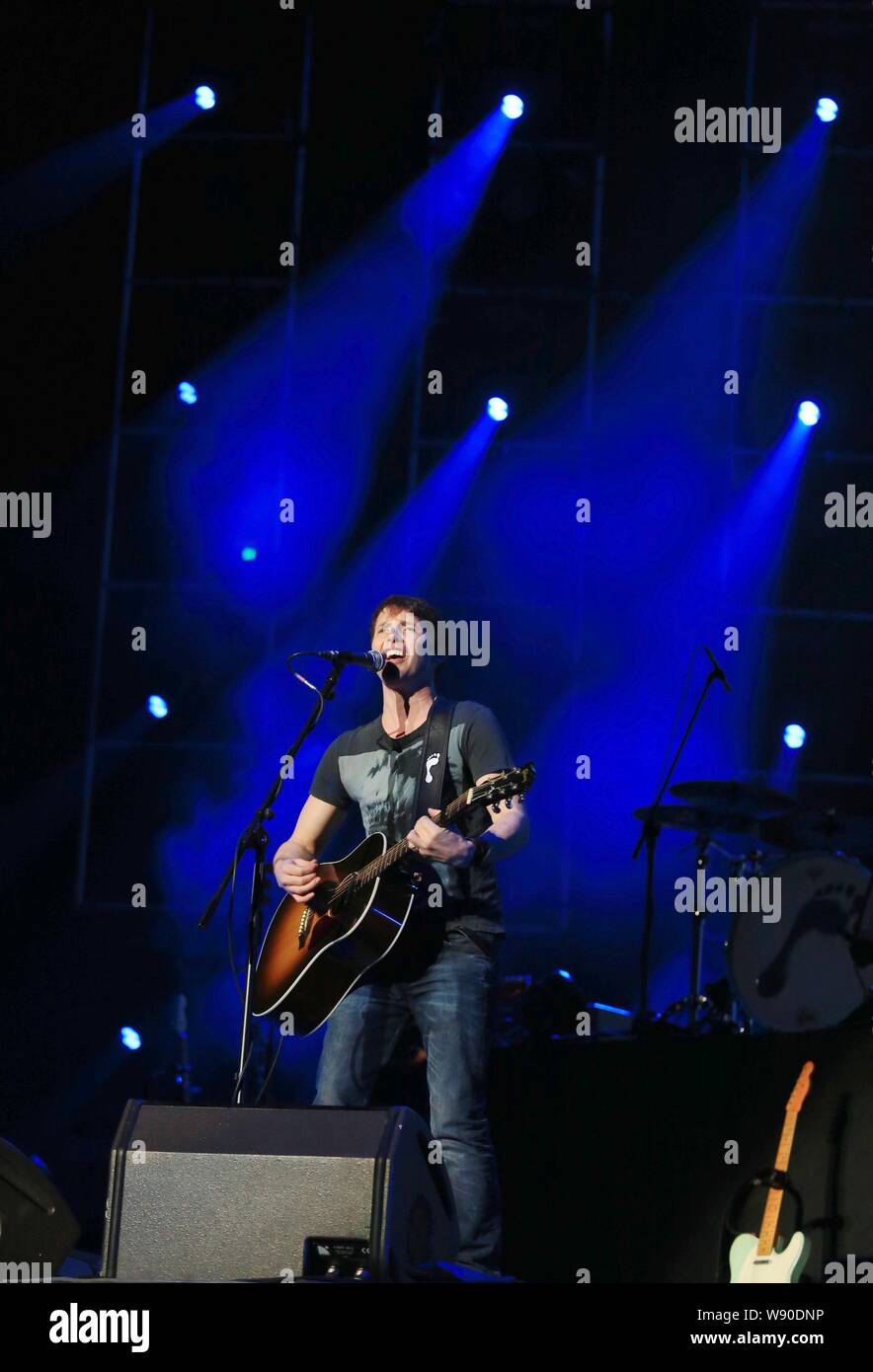 James blunt concert hi-res stock photography and images - Alamy