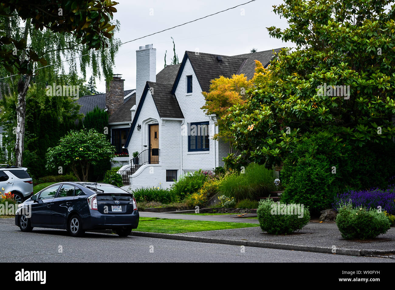 Suburb house exterior hi-res stock photography and images - Alamy