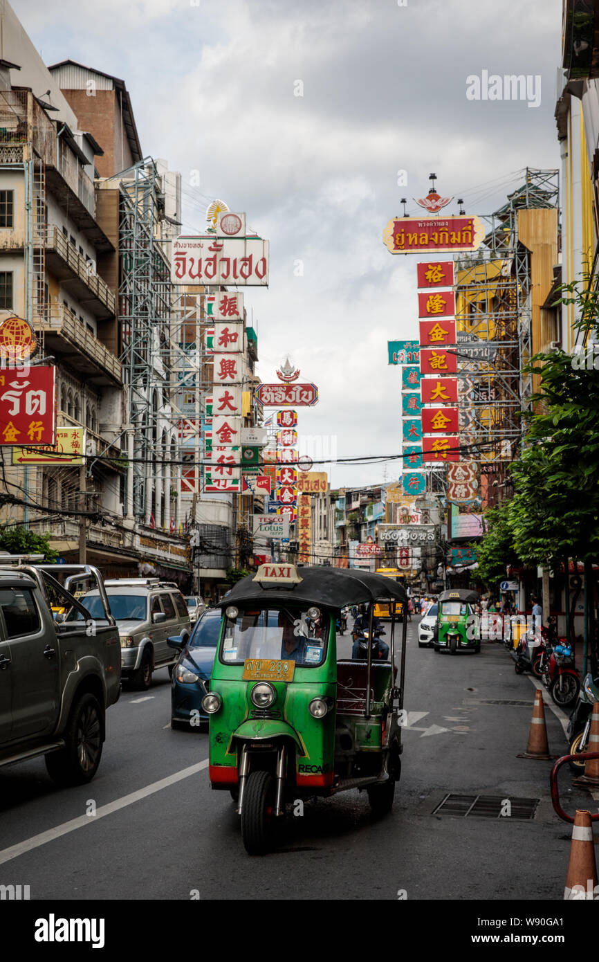 Bangkok thailand city street signs hi-res stock photography and images ...