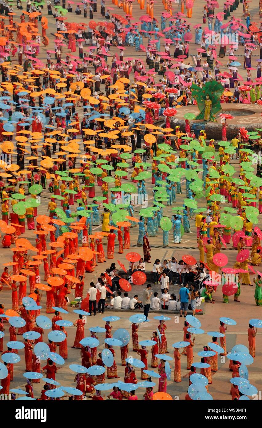 Chinese performers dressed in traditional costumes of Dai ethnic ...