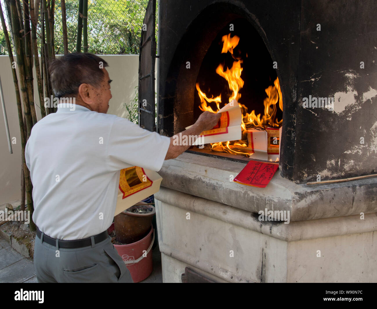 Chinese man burning paper chinese hi-res stock photography and images ...
