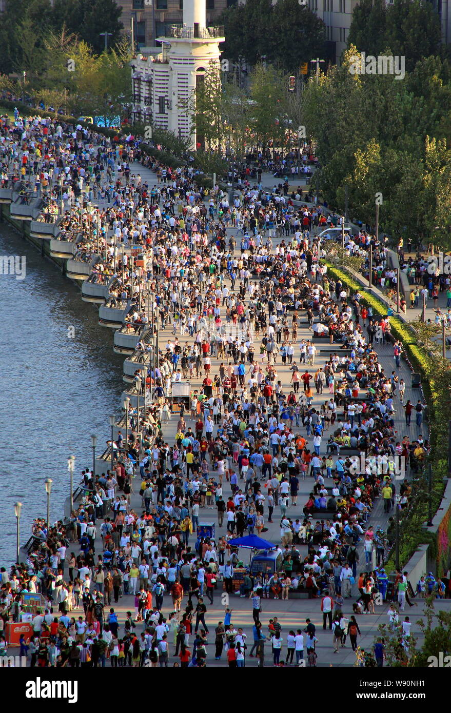 Tourists crowd the promenade on the Bund during the National Day ...