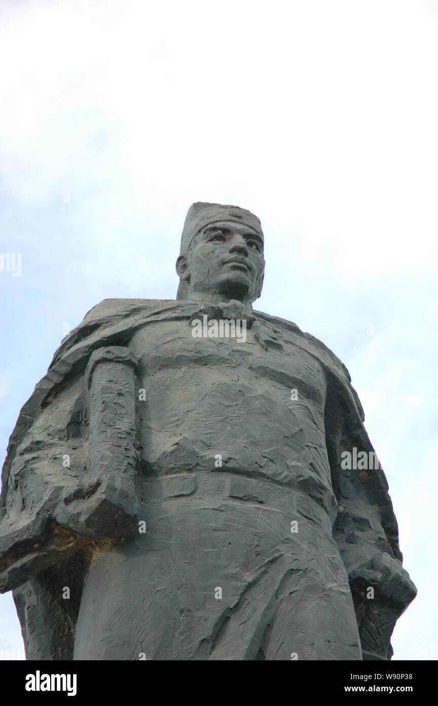 --FILE--A bronze statue of ancient Chinese voyager Zheng He is ...