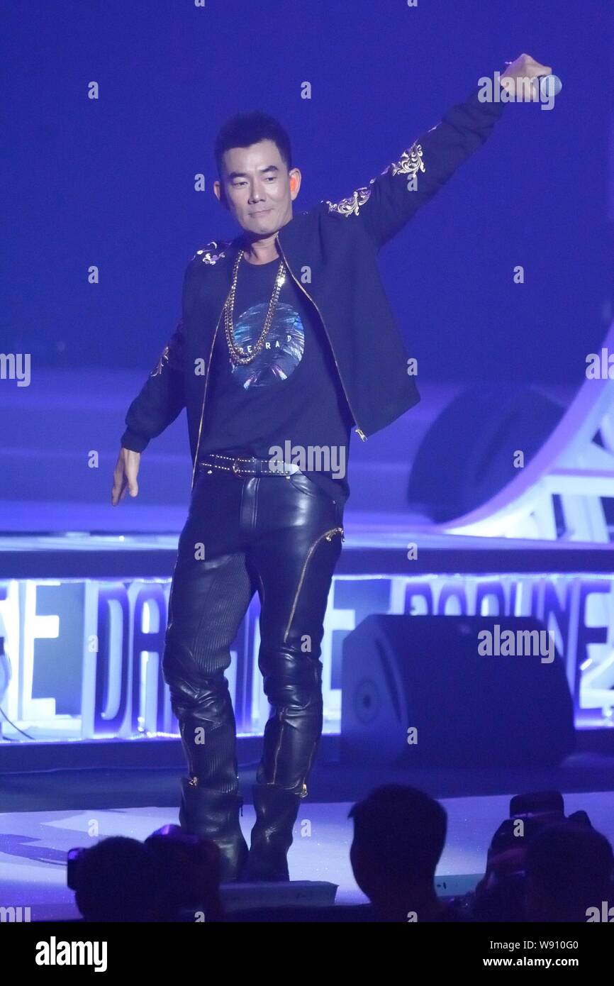 Live to party hi-res stock photography and images - Alamy