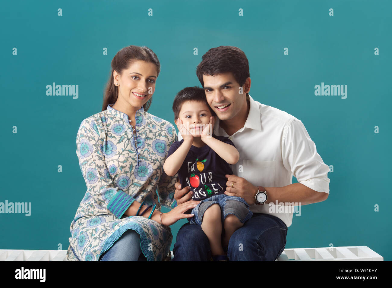 Family sitting on a bench hi-res stock photography and images - Alamy