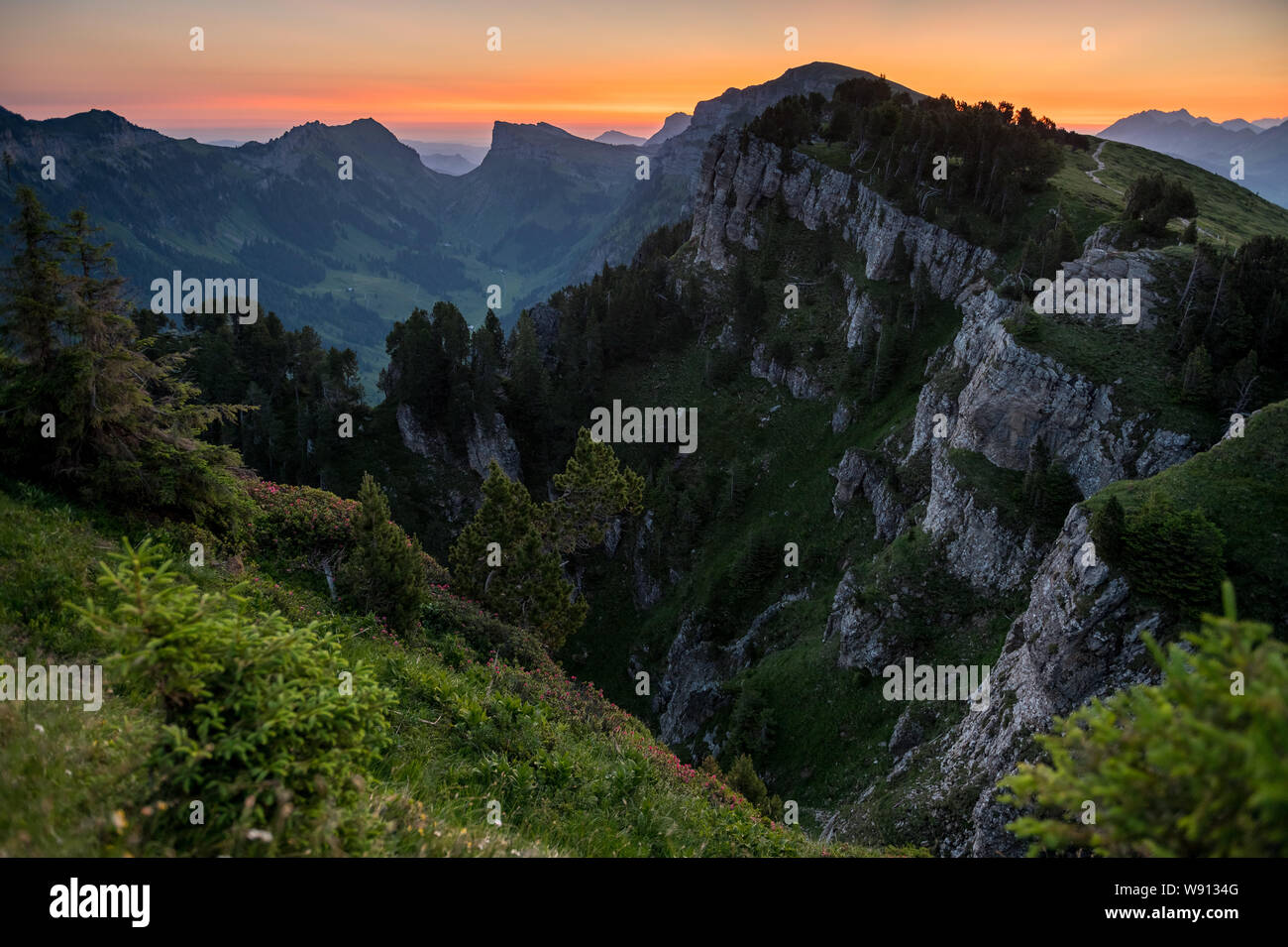 Morgenstimmung über dem Justistal mit Blick zur Sichle Stock Photo - Alamy