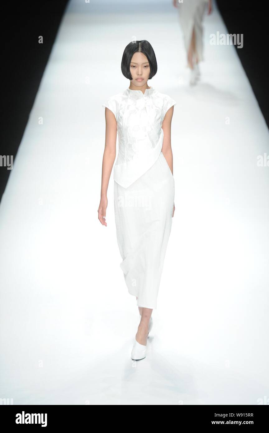 A model displays a new creation by designer Lian Huiqing at the Lianvis ...