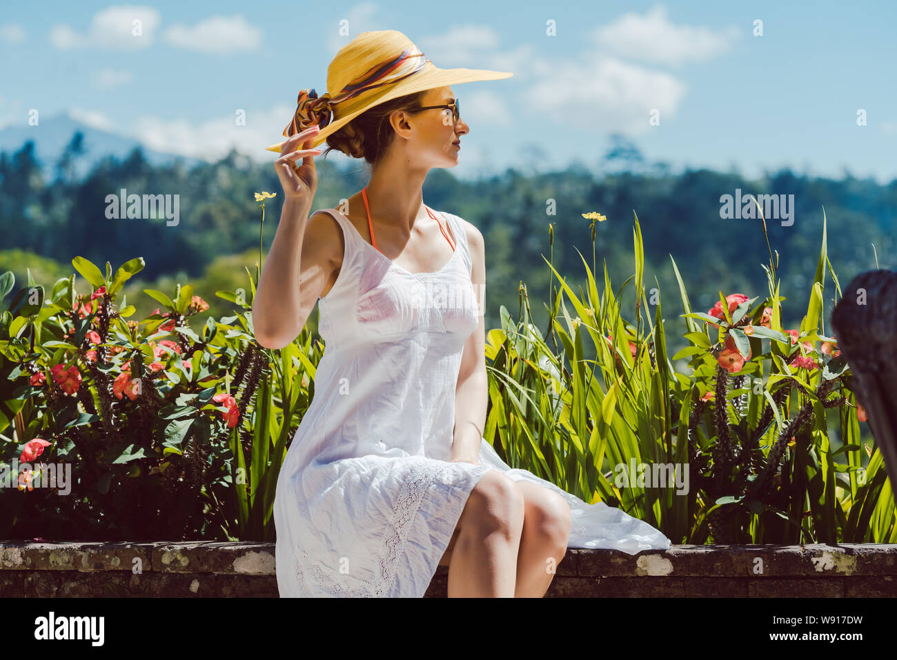 Hotel people sitting sun summer hi-res stock photography and images - Alamy