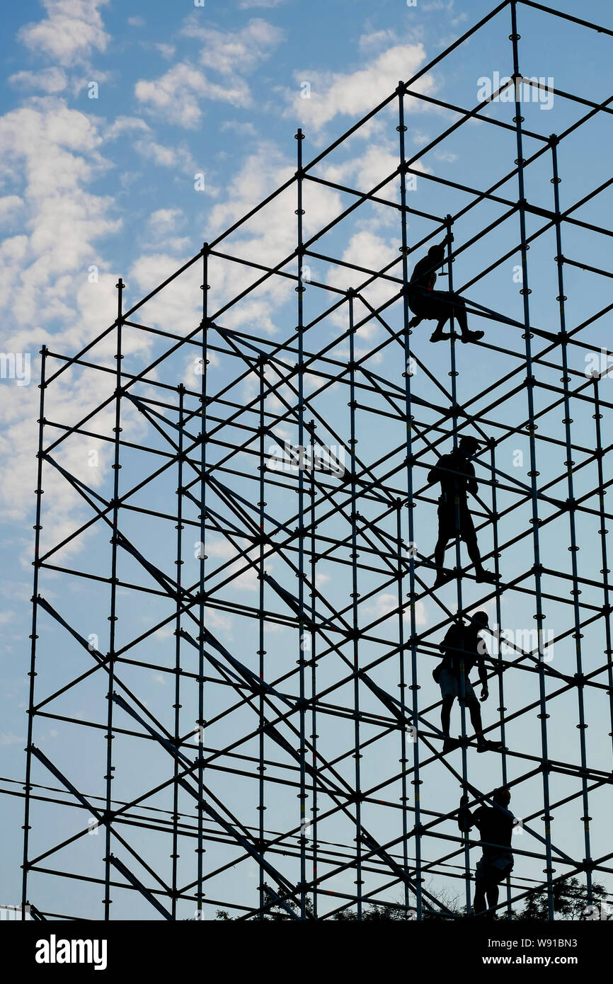 silhouettes of workers on scaffolding Stock Photo - Alamy