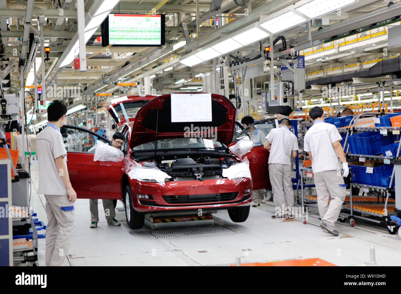 Assembly line workers volkswagen assembly hi-res stock photography and ...