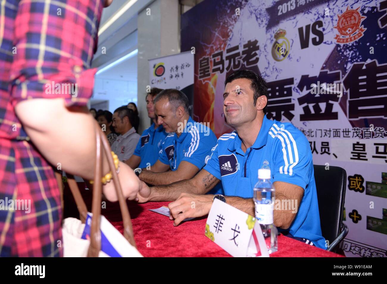 Luis figo real madrid signing hi-res stock photography and images - Alamy