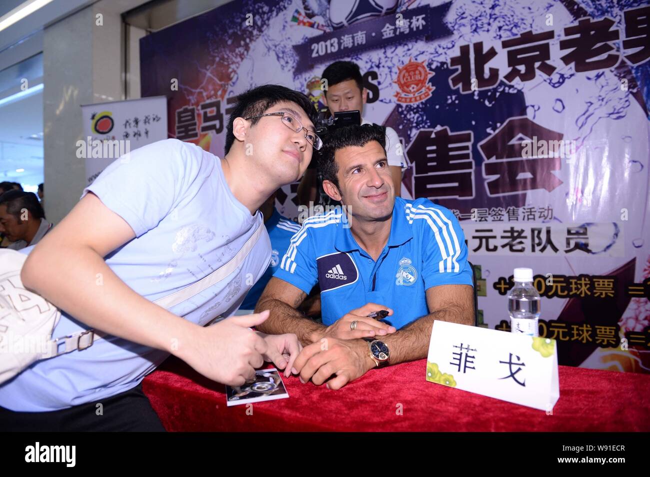 Luis figo real madrid signing hi-res stock photography and images - Alamy