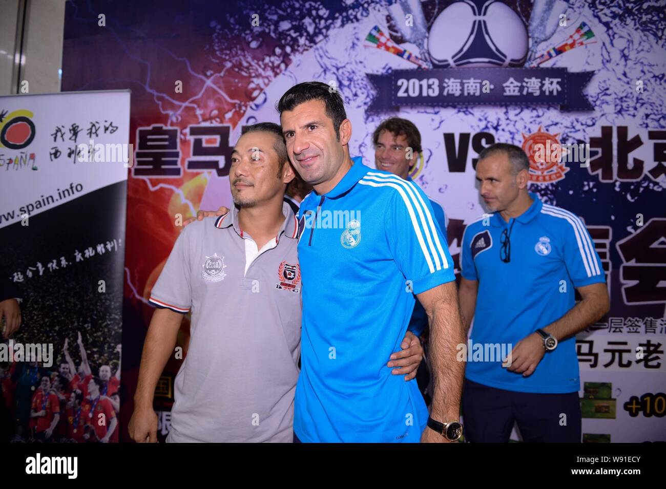 Luis figo real madrid signing hi-res stock photography and images - Alamy