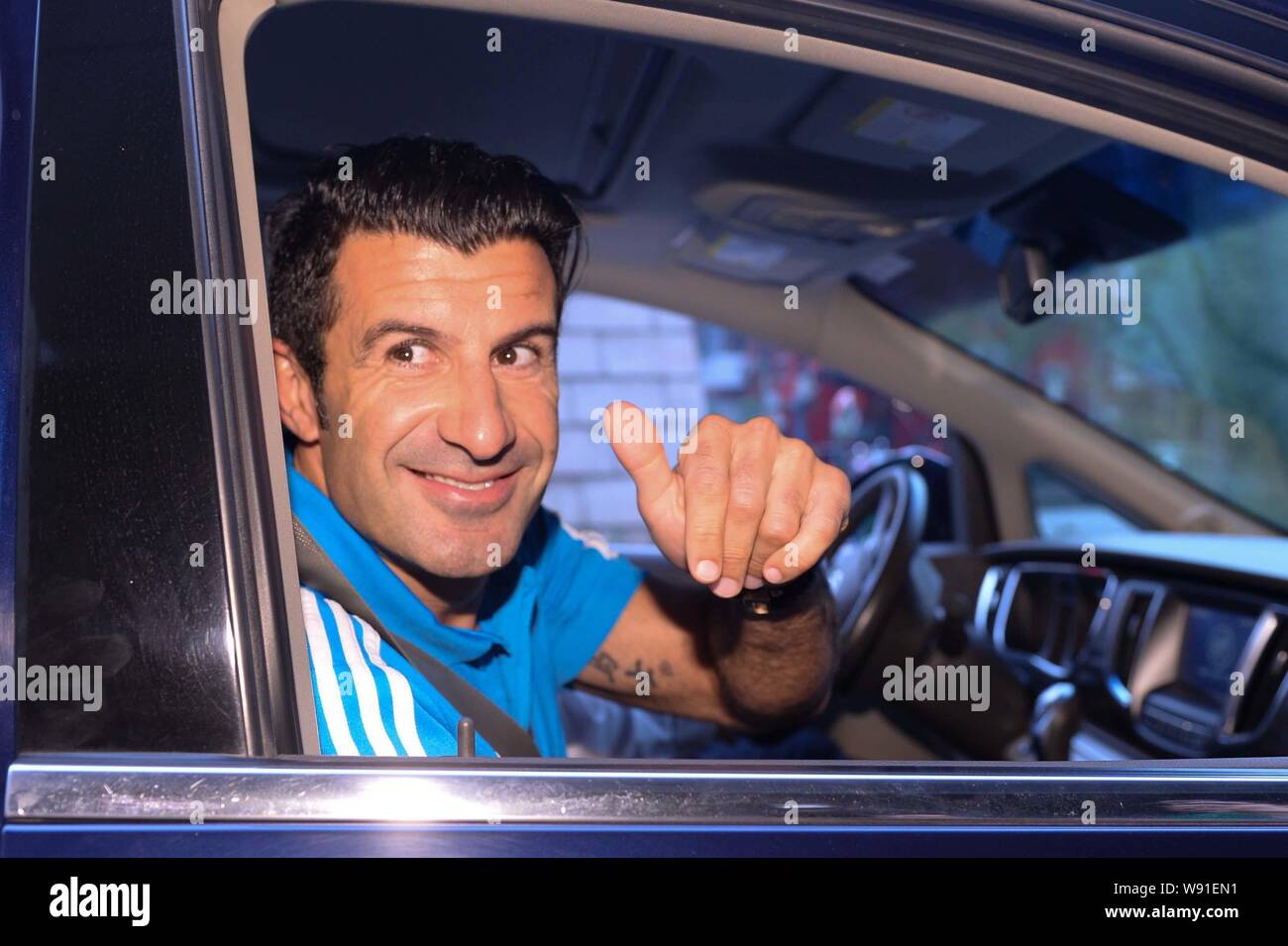 Luis figo real madrid signing hi-res stock photography and images - Alamy