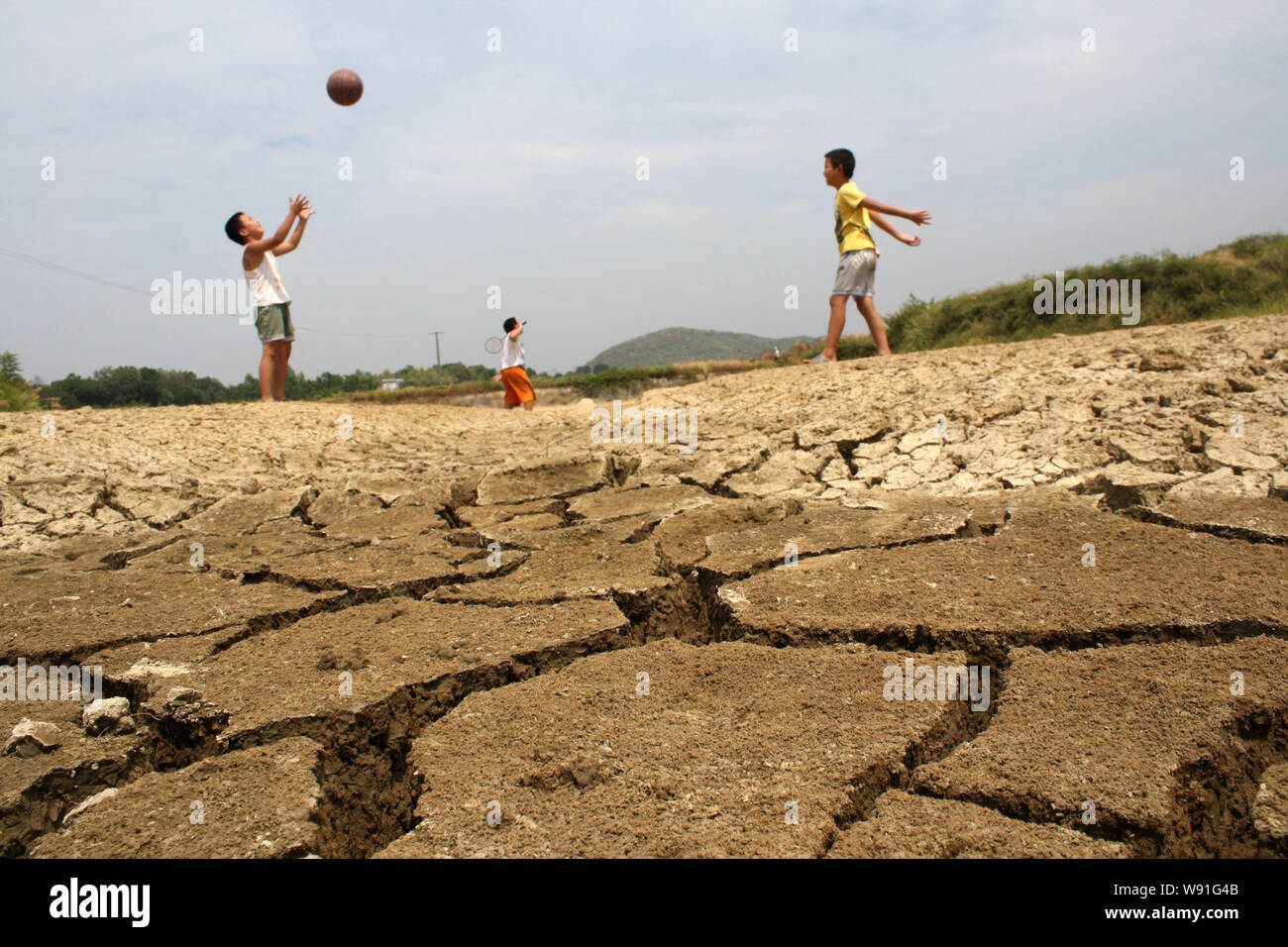 Dried up pond hi-res stock photography and images - Alamy