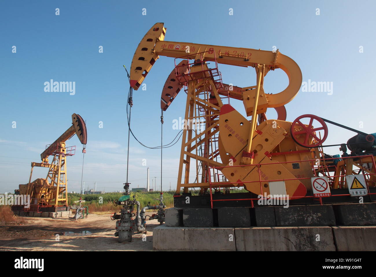 --FILE--Pumping units are seen at an oilfield in Panjian, northeast ...