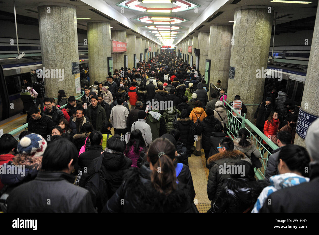 Subway rush hour crowd in station hi-res stock photography and images ...