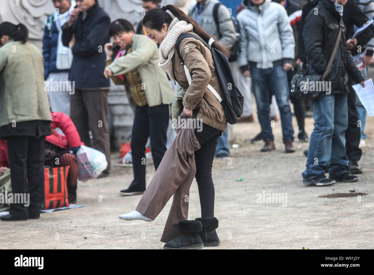 --FILE--Chinese extras put on clothes to prepare for a filming session ...