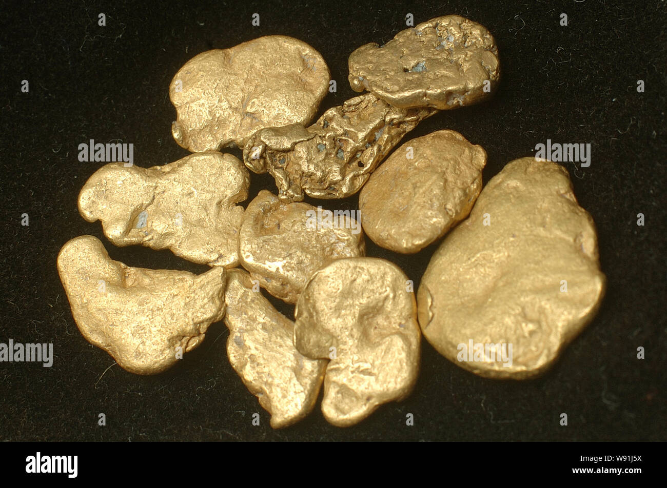 Gold flakes nuggets hi-res stock photography and images - Alamy