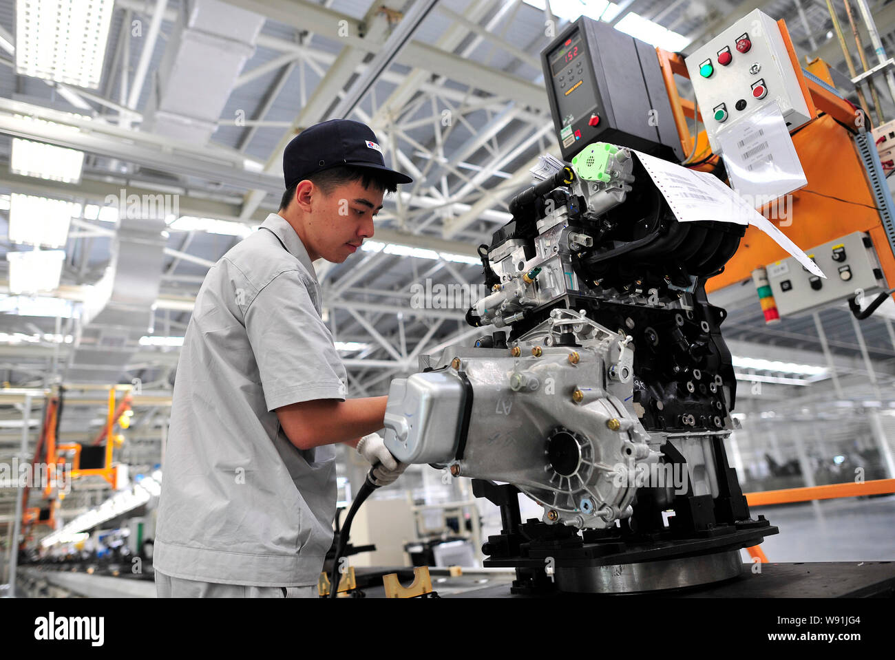 Automotive engine assembly plant hi-res stock photography and images ...