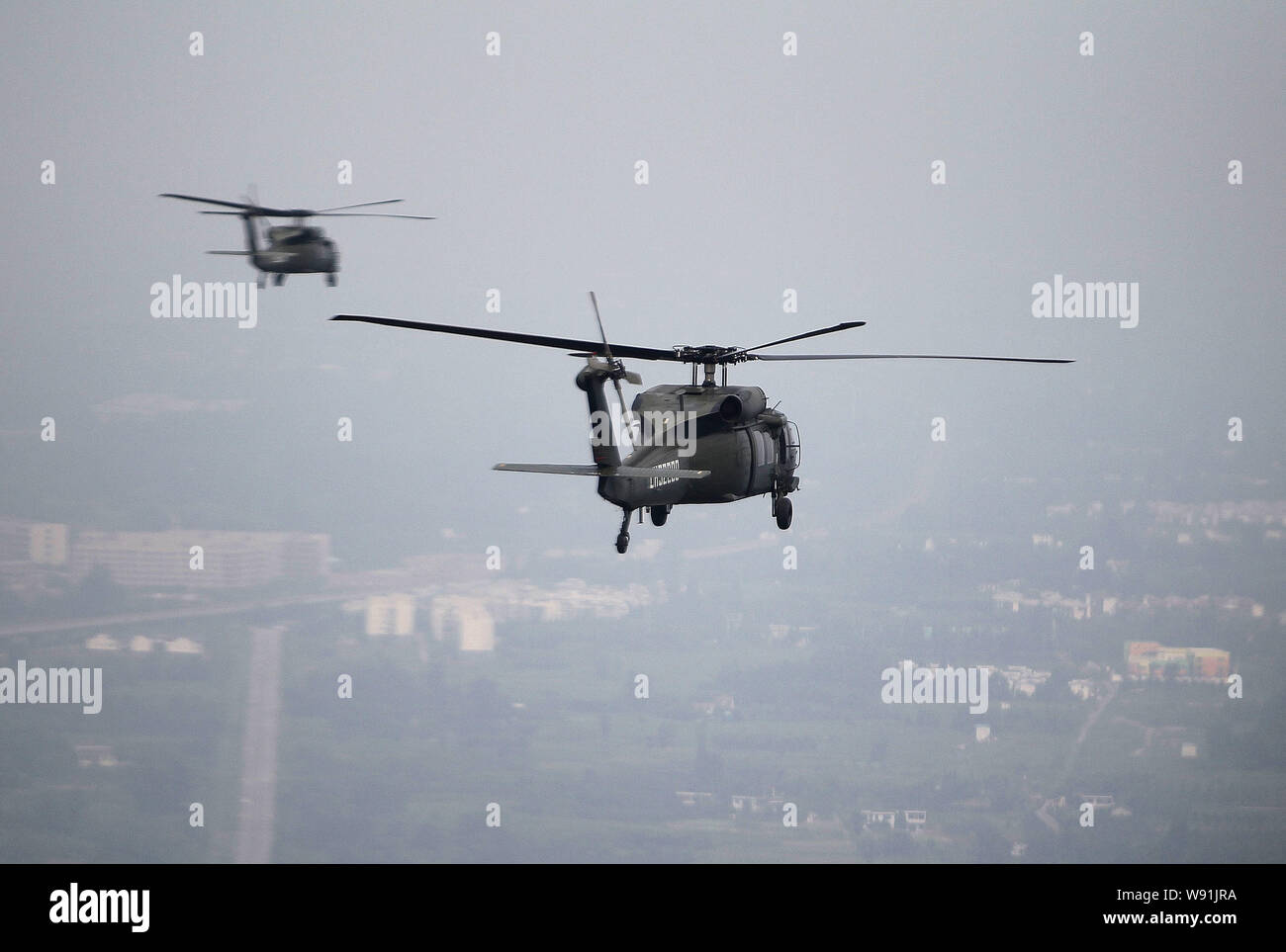 Chinese military helicopters loaded with rescue relief on the way to ...