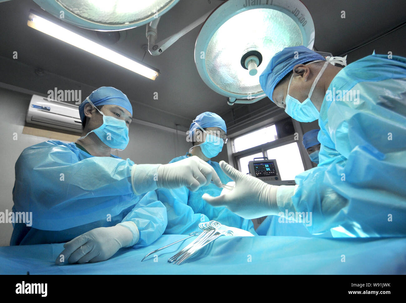 --FILE--Chinese doctors and nurses wearing surgical face masks and ...