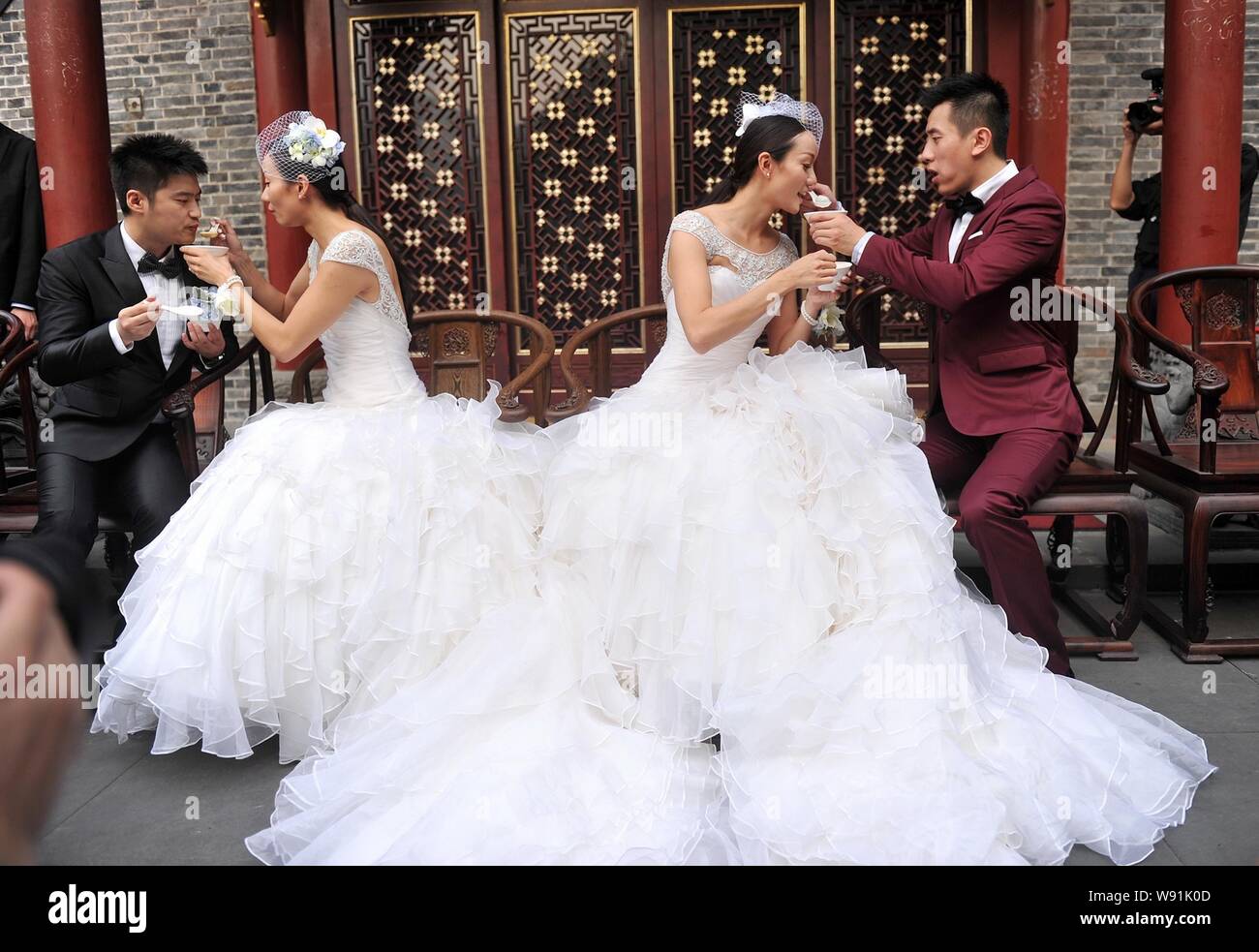 Chinas synchronized swimming twins and their husbands pose on their ...