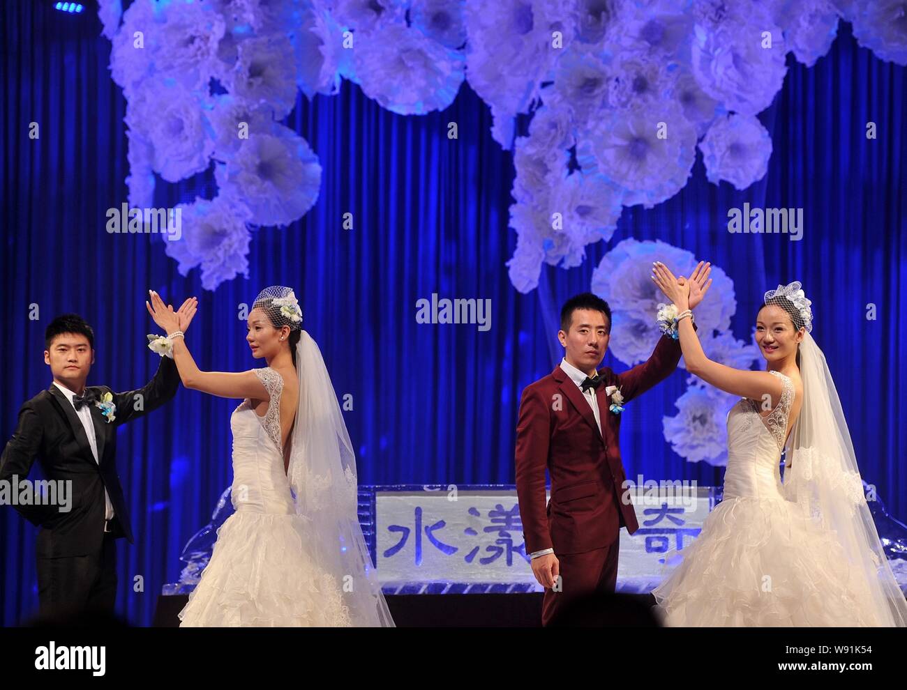 Chinas synchronized swimming twins and their husbands pose on their ...