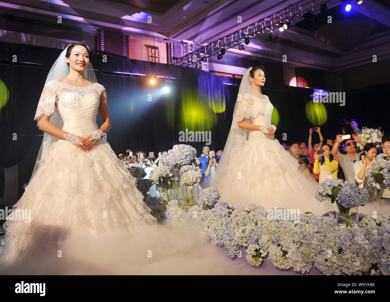 Chinas synchronized swimming twins pose on their marriage day in ...