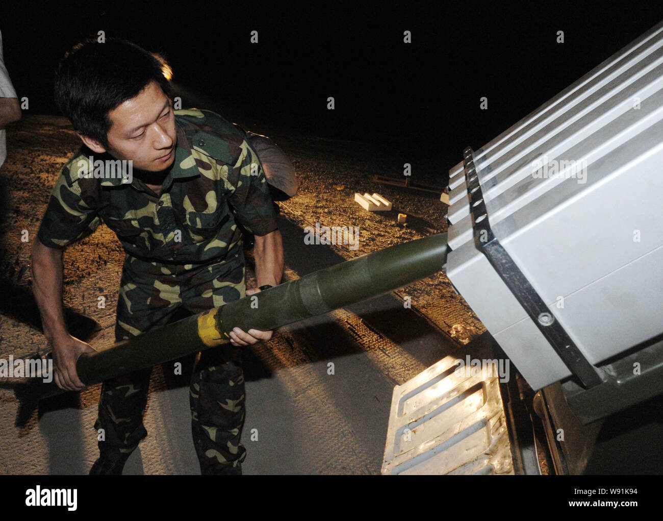 Man with rocket launcher hi-res stock photography and images - Alamy