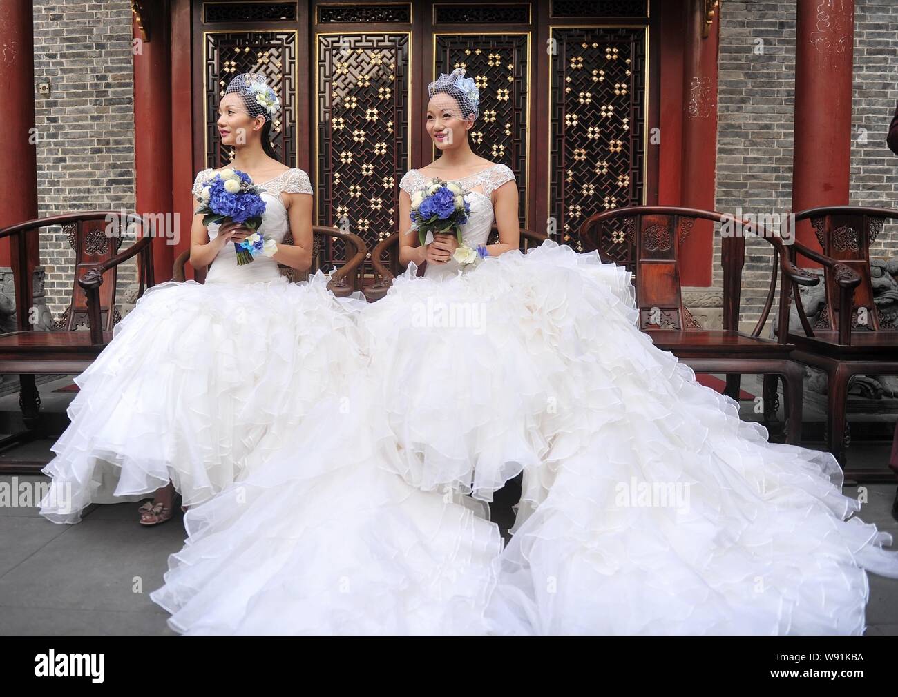 Chinas synchronized swimming twins pose on their marriage day in ...